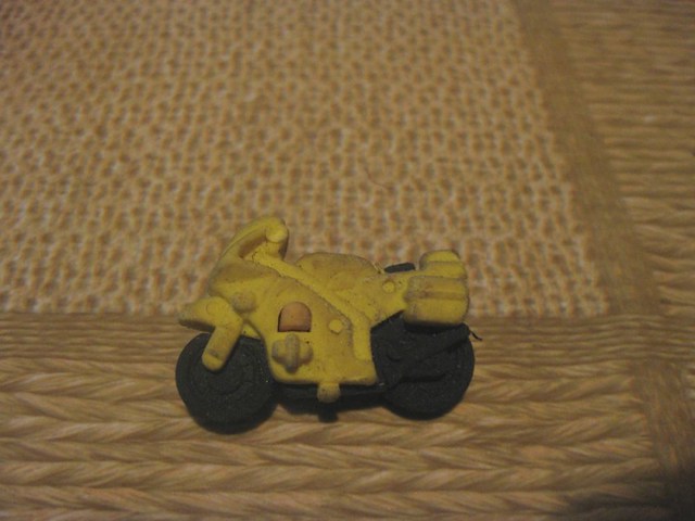 Kinder figura - Motor žuti (gumeni)