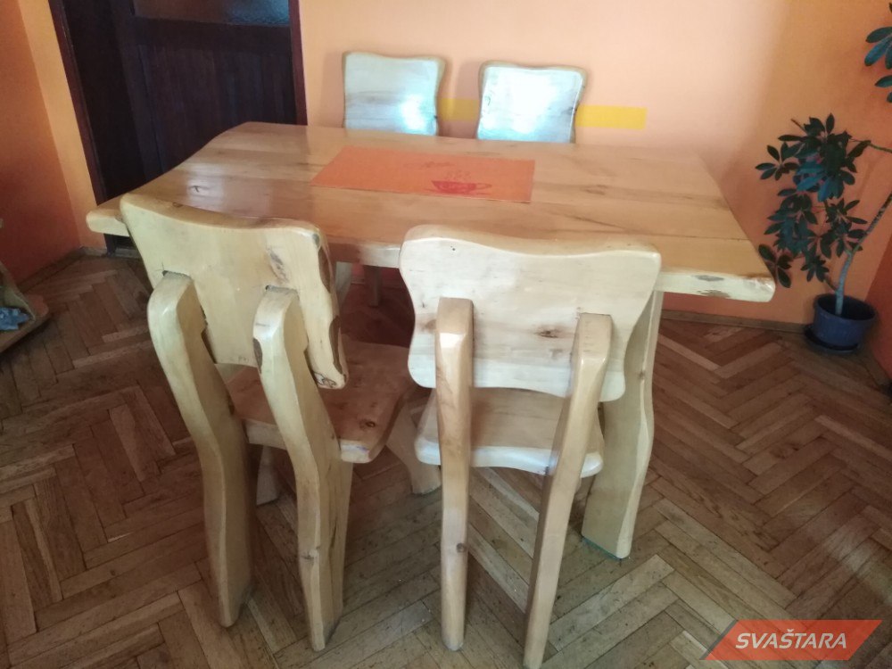 Drveni stolovi i stolice