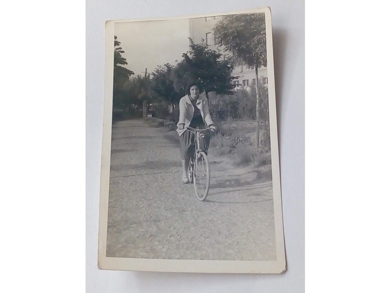 Zena Vozi Bicikl