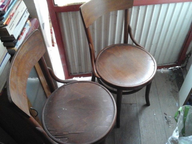 Dve 2 Tonet stolice oštećeno sedalo