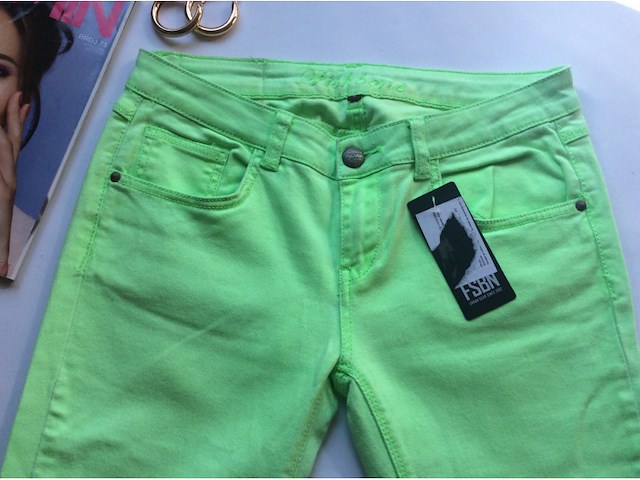 Nove pantalone sa etiketom Fishbone Velicina 30 Zelene