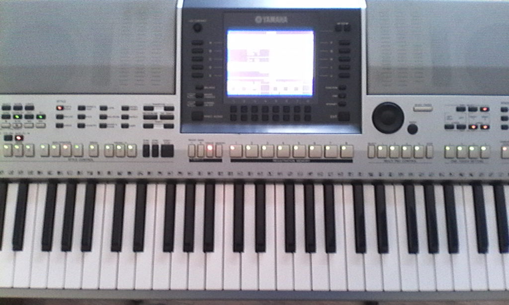 YAMAHA PSR S700