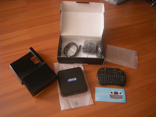Smart box M8S + wifi tastatura +wifi miš