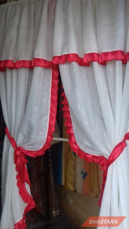 Zavesa bela sa crvenim karnerima