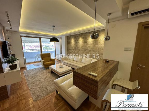 Luksuzan penthouse u strogom centru