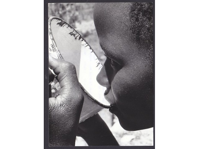 kenija - decak pije vodu pres foto 1983