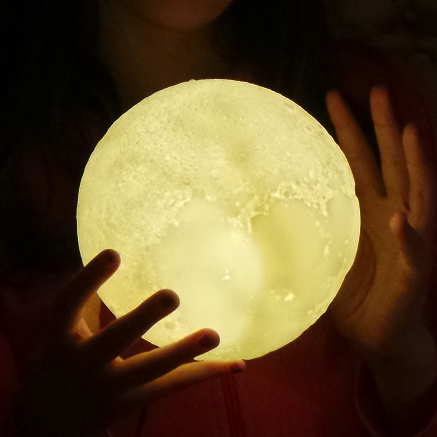 LUNA – ukrasna lampa u obliku meseca