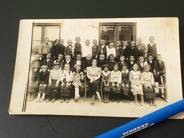 Stara razglednica djaci osnovne skole Srbija