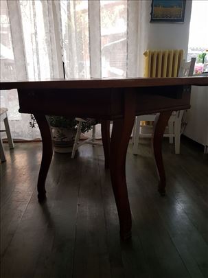Stari stilski trpezarijski sto