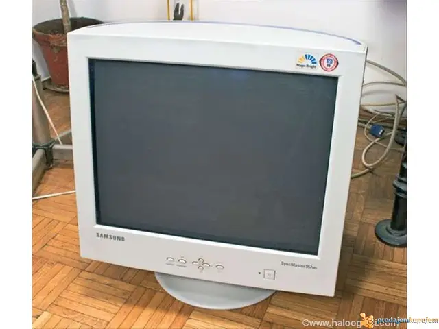 Prodajem 3 Monitora Crt 1500 din je jedan za kompjuter.