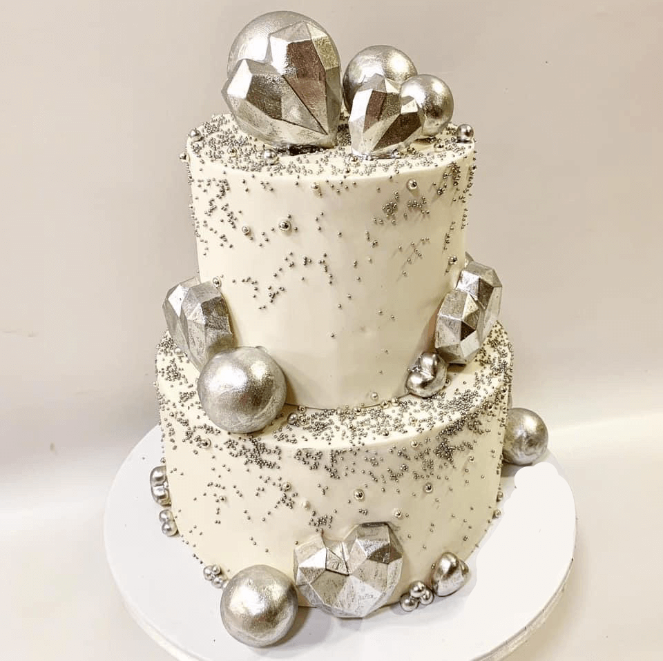 Prodavnica poklona - Torta za rođendan sa srebrnim detaljima