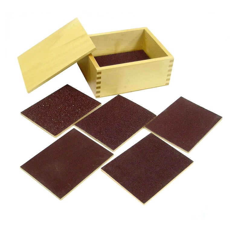Montesori taktilne pločice na šmirgl papiru u drvenoj kutiji
Montesori taktilne pločice na šmirgl papiru u drvenoj kutiji