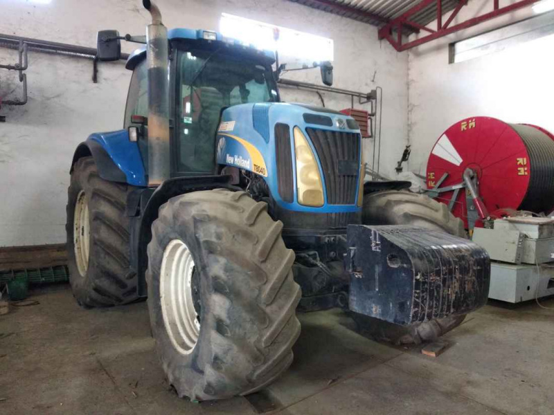 Prodajem traktor New Holland T8040