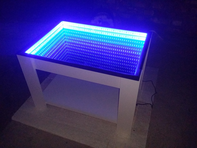 Klubski sto sa LED diodama I punjacem za telefon
