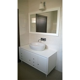 E089
Nameštaj za kupatilo - komoda za lavabo
sa ogledalom