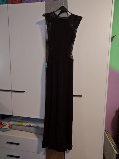 Crna duga svecana haljina.