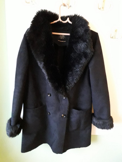 Crni,tanji monton-kaputić sa veštačkim krznom