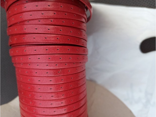 Kožni kaiš - traka - pertla sa rupicama crvena