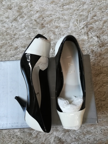 Crno - bele kožne lakovane cipele