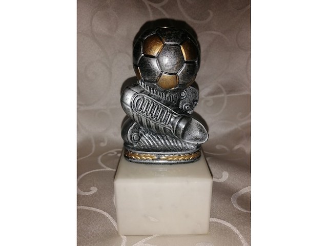 Masivan fudbalski trofej lopta i kopačke na mermeru