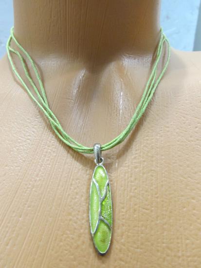 Kivi zelena ogrlica sa metalnim priveskom.