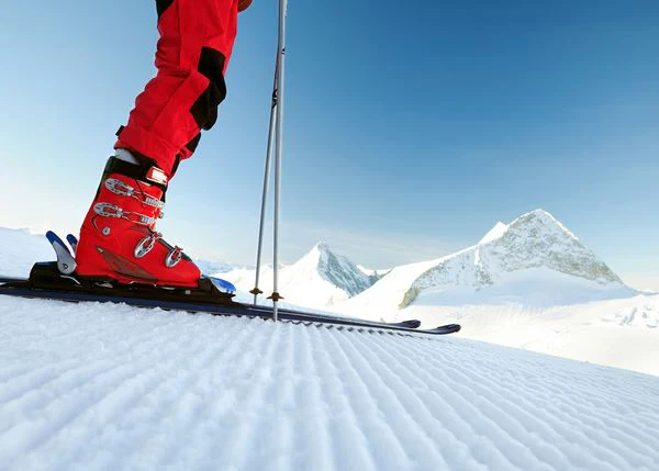 Skijanje crveni skafander