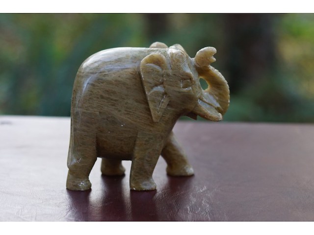 Slon izradjen od poludragog kamena serpentin
