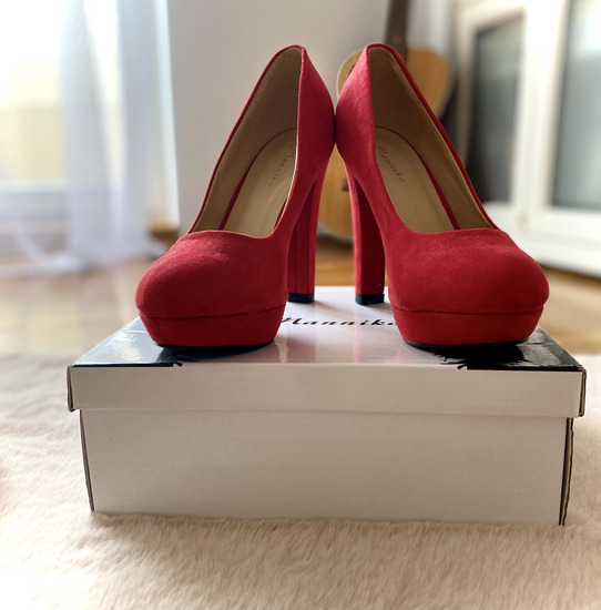    Crvene cipele