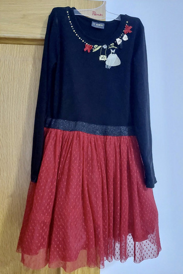 Crno crvena haljinica sa modnim detaljima