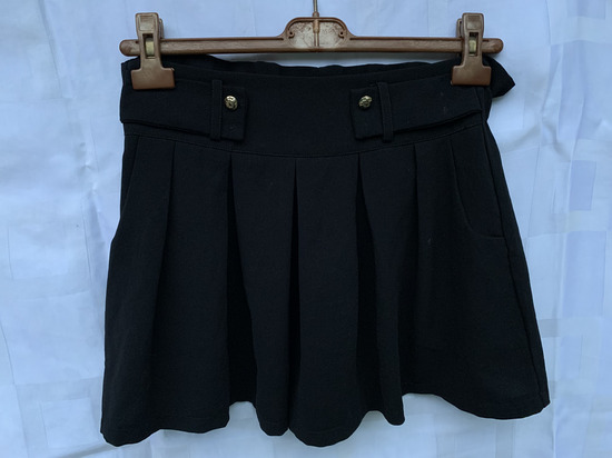 Lepršavi-rastegljivi crni šorc sa džepovima