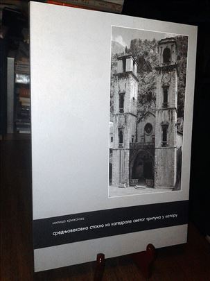 Srednjov. staklo iz katedrale Sv. Tripuna u Kotoru