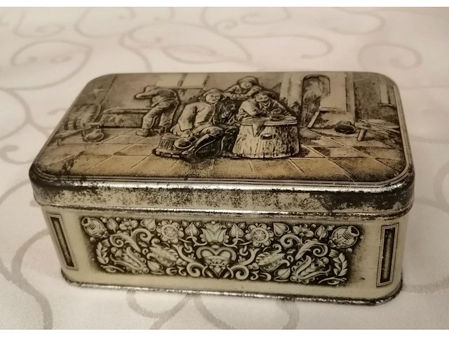Vintage dekorativna stara reljefna limena kutija