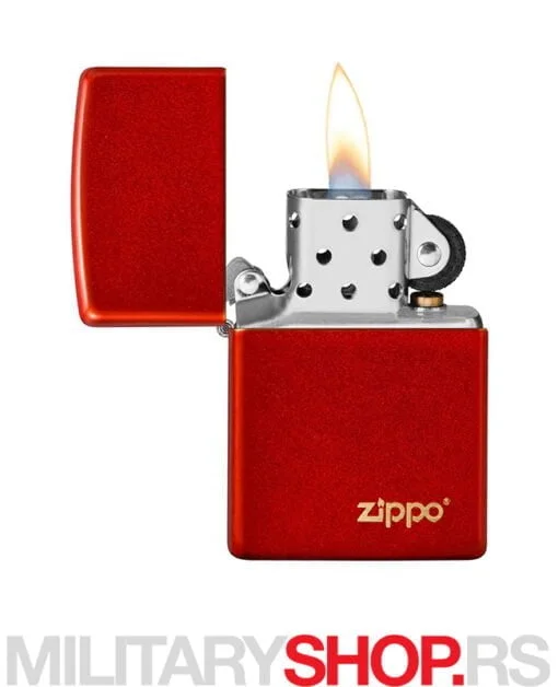 Zippo upaljač crvene metalik boje sa logom