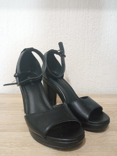 Crne sandale na štiklu