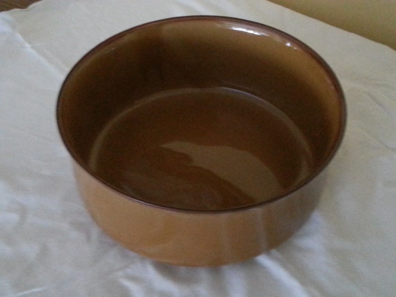 Oker okrugla činija od keramike