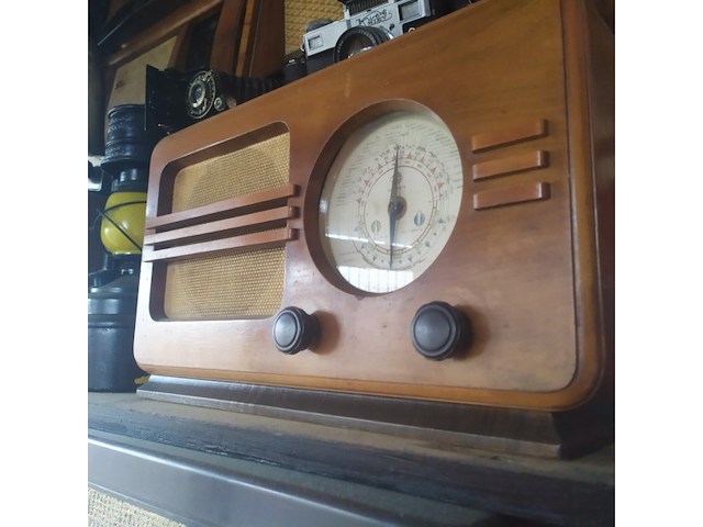 Stari radio u  perfektnom stanju