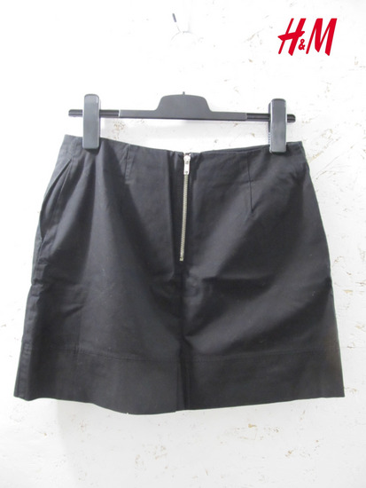 H & M crna mini suknja vel. 38