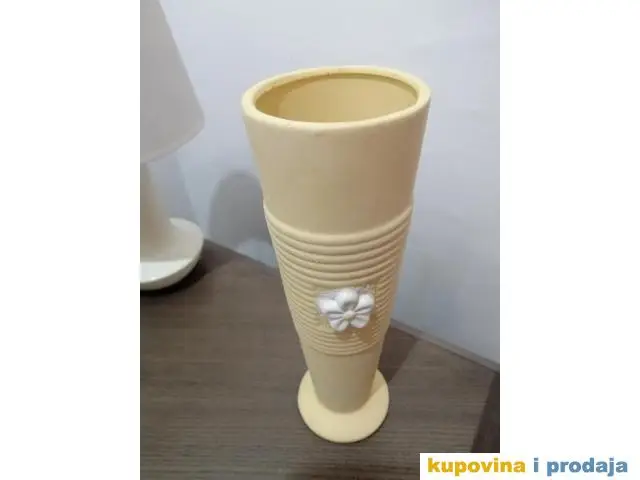 Vaza od gline sa belim cvetom, žuta visoka
