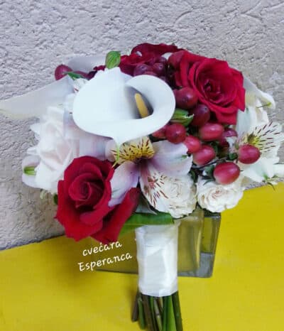 Bidermajer – Ruža, kala, alstromerija, mini ruža, hiperikum, dekoracija
