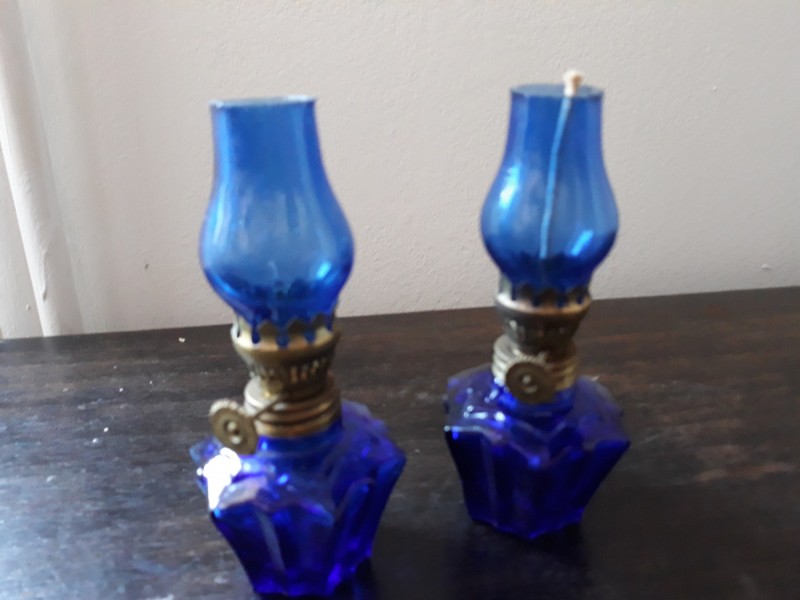 Dve kobaltno plave lampe