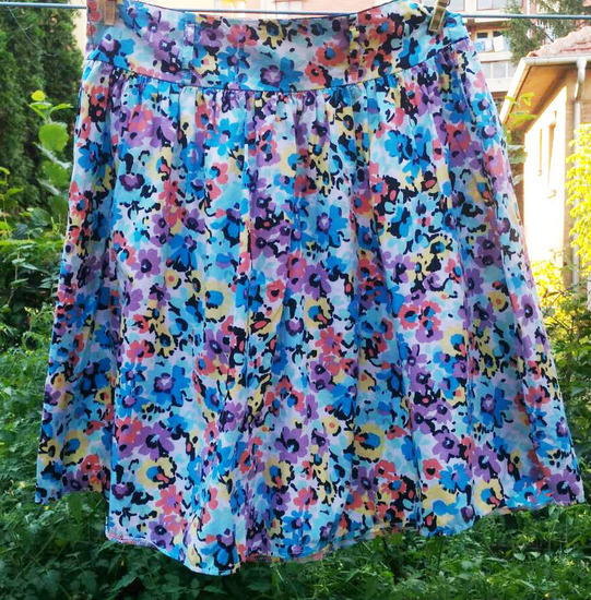 Cvetna nabrana suknja sa sirim pasom