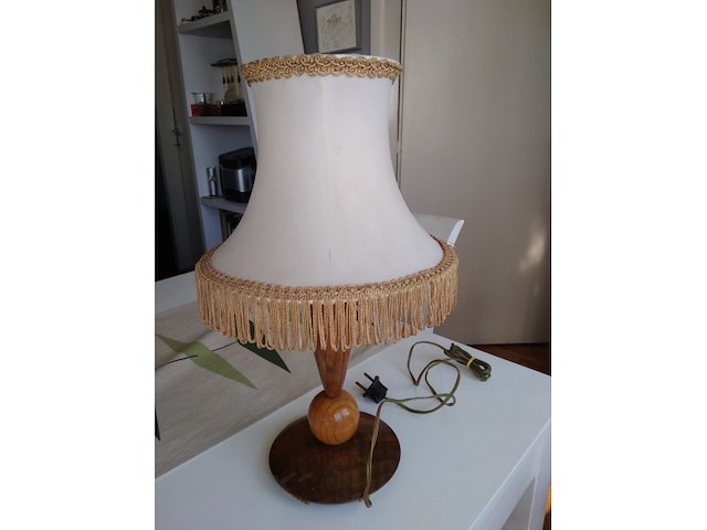 Stara lampa sa abazurom od platna