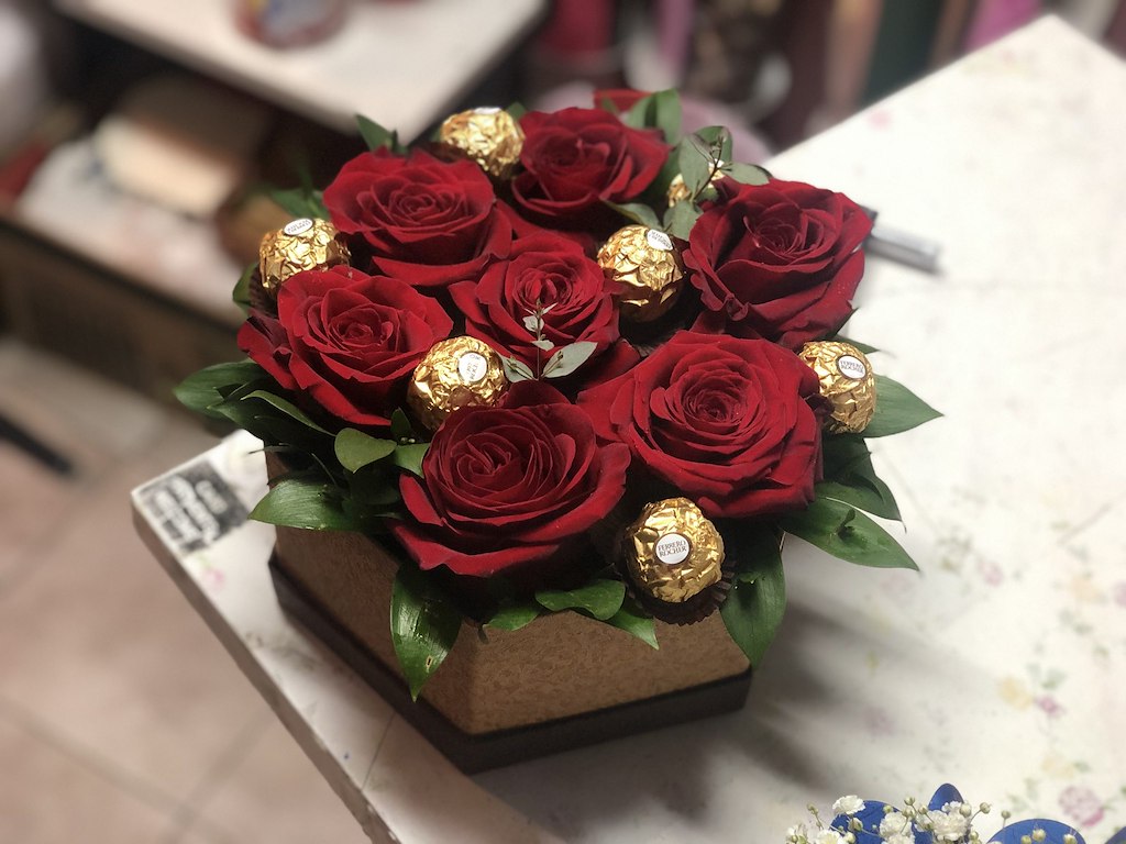 Ferrero kuglice okružene Ekvador Ružama + Poklon čestitka – Šifra 291