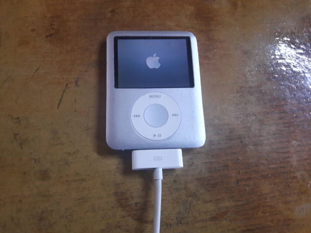 Apple iPod nano 3rd Gen. 4 GB Original, kupljen u Francuskoj. Srednji