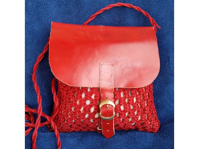 crvena torbica koza-heklano