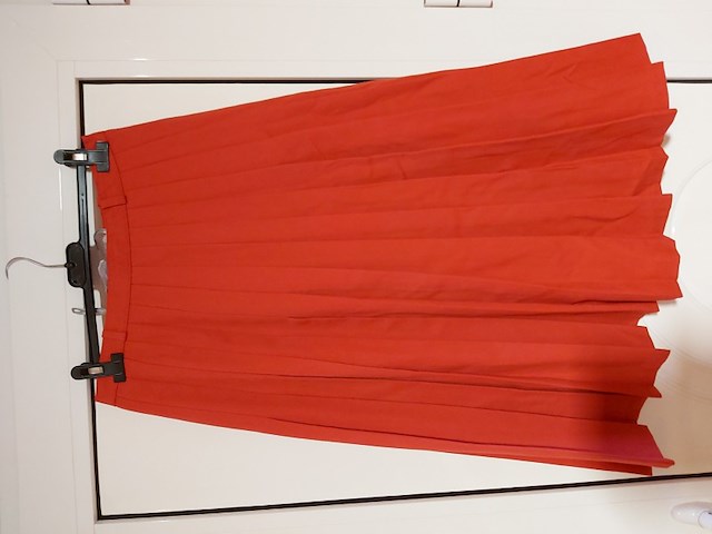 Plisirana crvena suknja 1