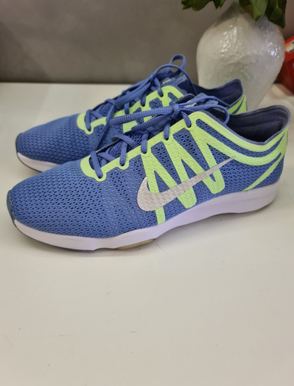 NIKE ZOOM broj 42, kao nove, extra stanje