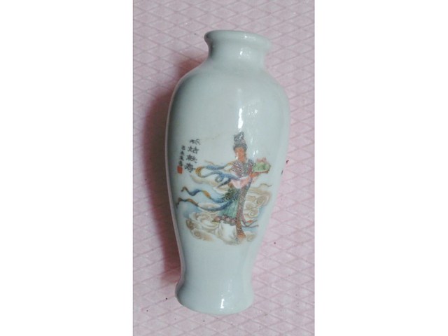 Mala porcelanska vaza iz 70-ih – Kineski motiv