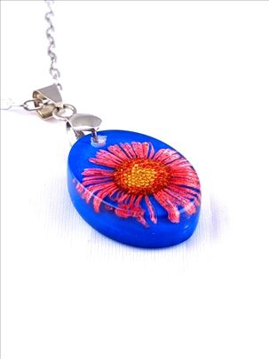 Ogrlica od plave epoxy smole i suvog cvetića