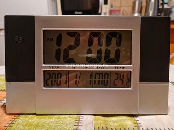 Veliki digitalni stono-zidni sat sa termometrom